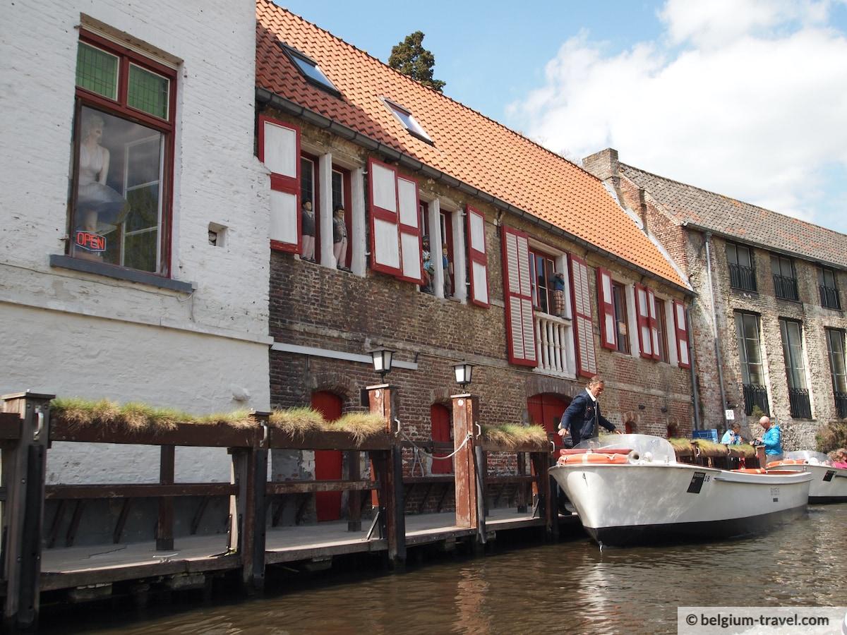 How to Ride a Boat in Bruges - Belgium Travel